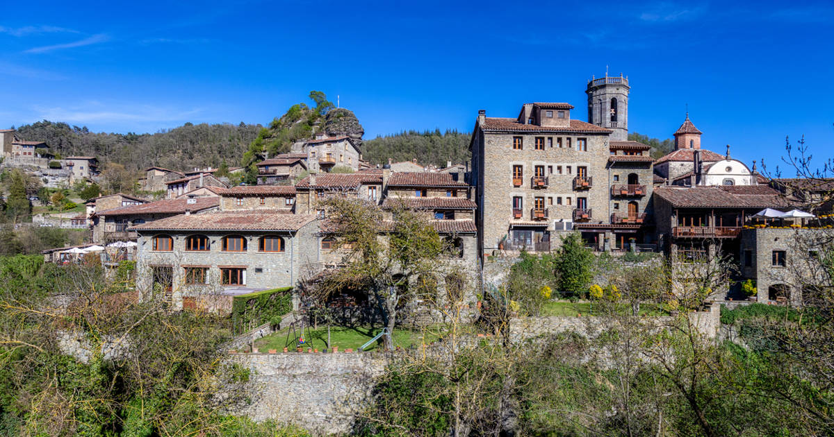 Un tesoro medieval sobre un acantilado: así es el pueblo catalán que ...