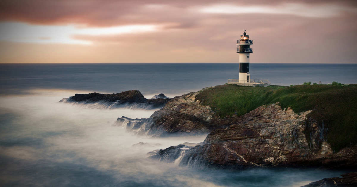 Dormir en un faro: 6 propuestas para desconectar frente a un mar ...