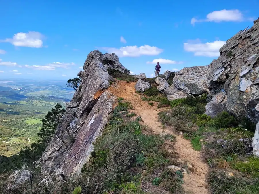 Cádiz más allá de sus playas: la ruta de senderismo que te lleva a uno ...