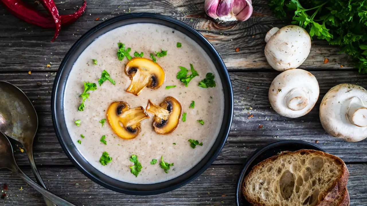 La crema de champiñones más fácil de hacer para una cena ligera ...