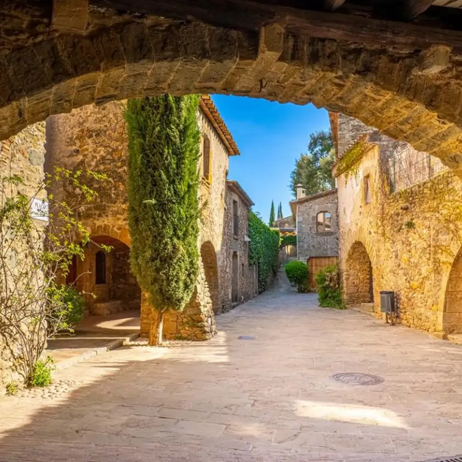 El pueblo de ‘La Bella y la Bestia’ está en Burgos: castillo, calles ...