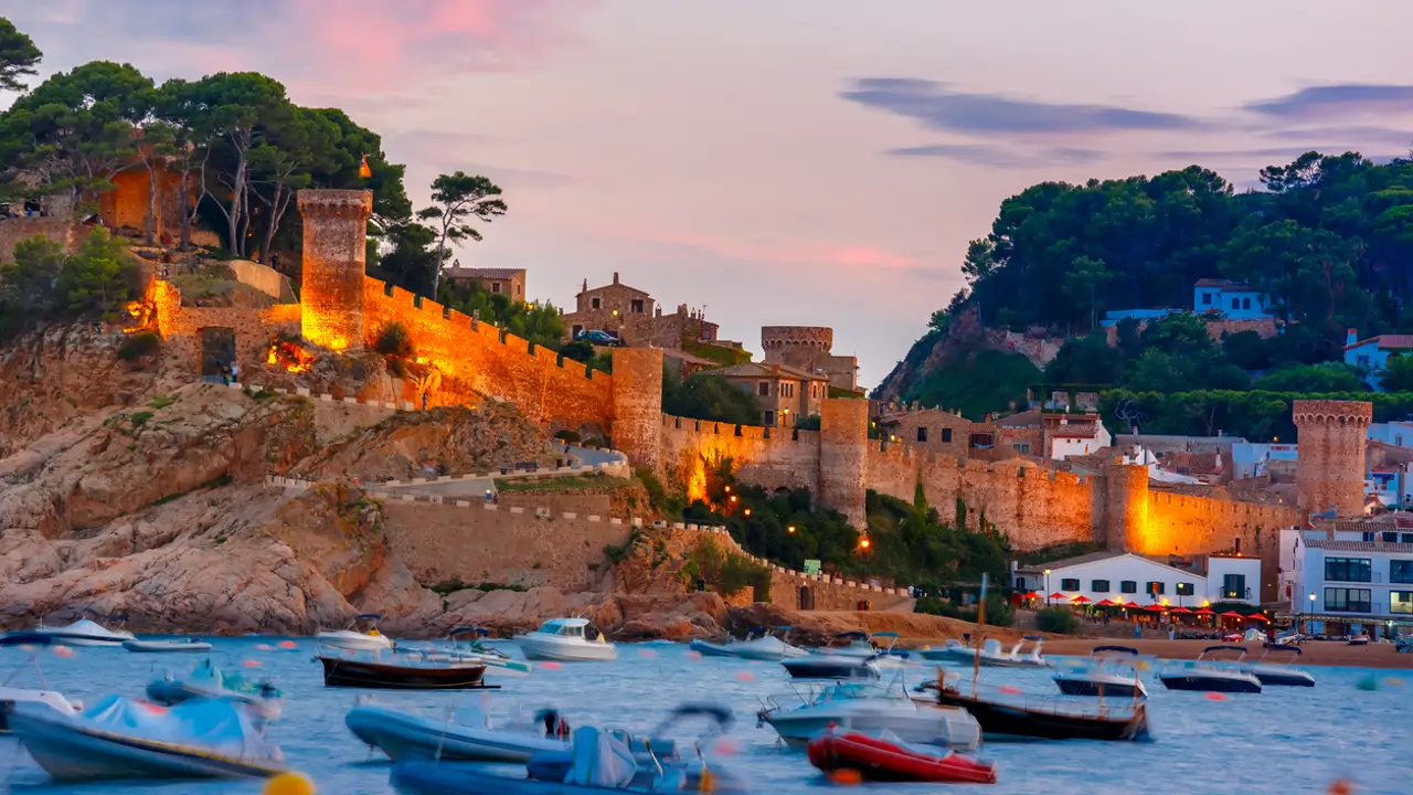 Es la villa medieval fortificada junto al mar más bonita de España (y ...