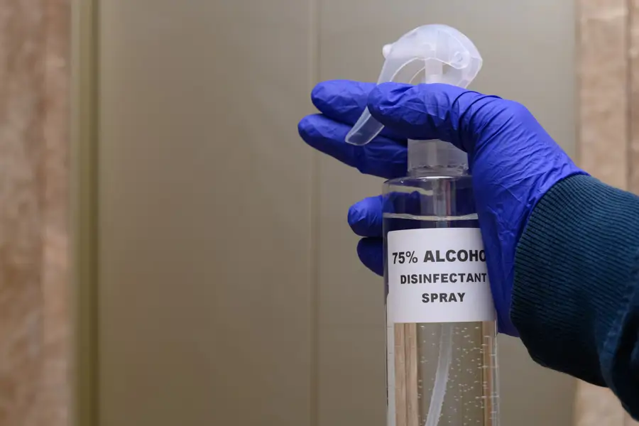 Alcohol para limpiar en casa, un básico con distintos usos según si es ...