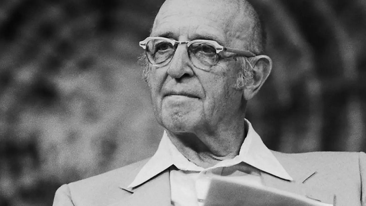 Carl Rogers, sobre la importancia de escuchar sin juzgar: "Cuando ...