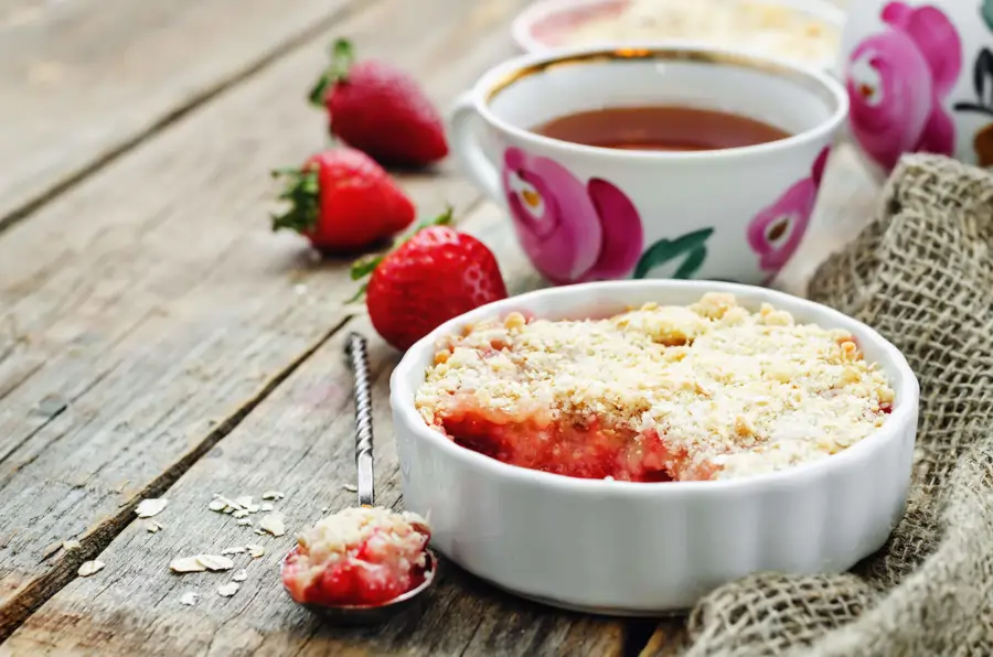 Cómo hacer un ‘crumble’ de fresas, el postre estrella de la primavera
