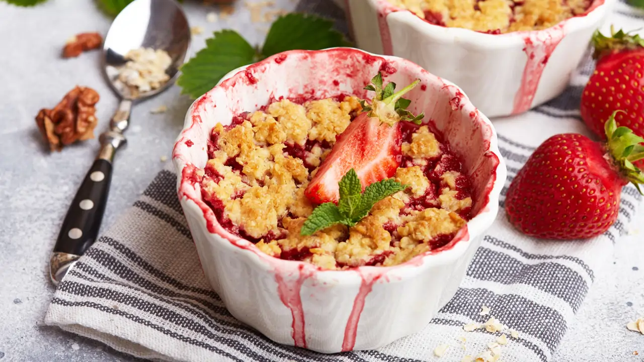 Cómo hacer un ‘crumble’ de fresas, el postre estrella de la primavera