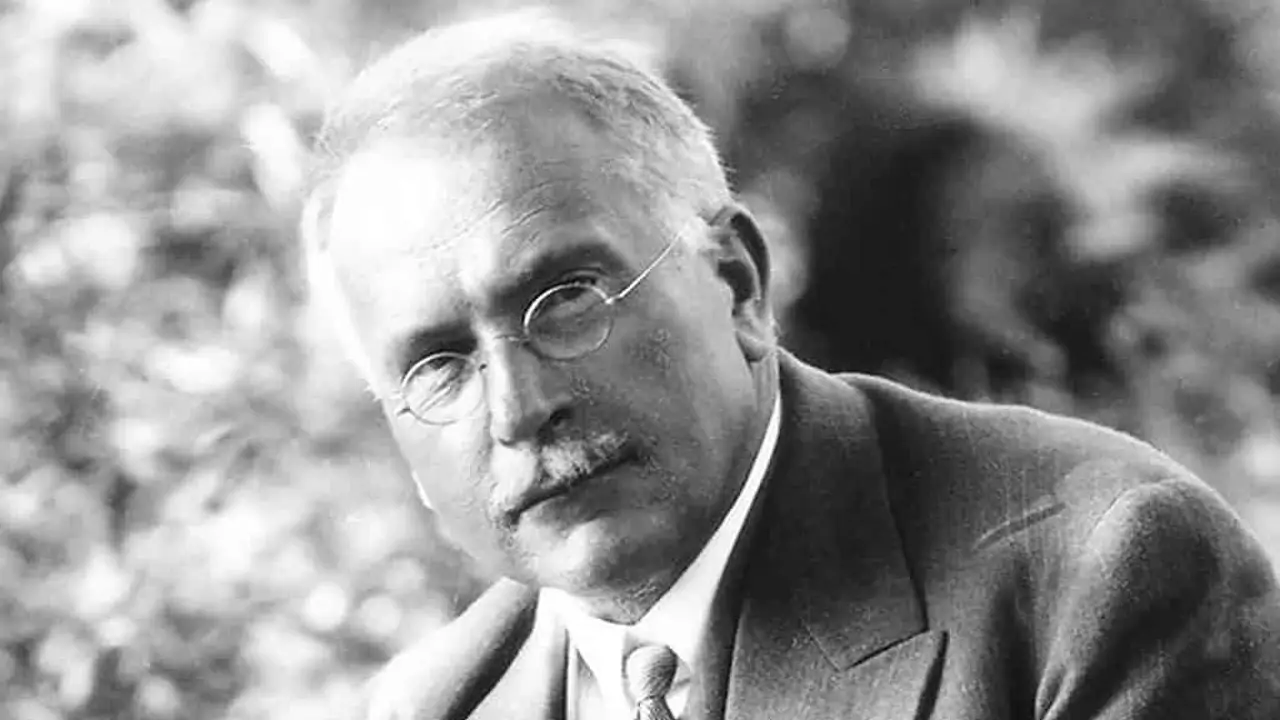 Carl Jung, sobre nuestro propio destino: "Yo no soy lo que me sucedió ...
